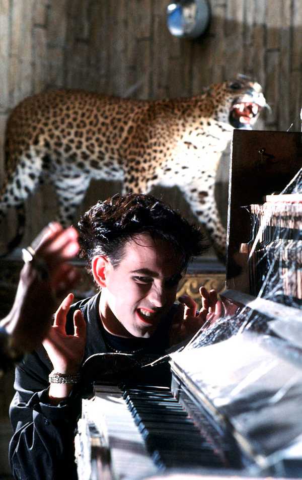 Andy Vella, diseñador de las portadas de The Cure: “Asusta pensar que ...